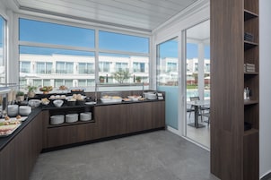 Pequeno-almoço tipo buffet mediante uma taxa nos dias úteis