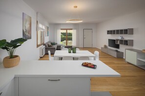 Apartamento premium, vista para o jardim (Patio) | Área de estar | TV de tela plana, pebolim, aparelho de som