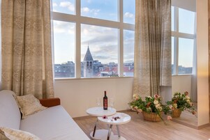 Suíte luxo, vista para a cidade | Roupas de cama premium, frigobar, cofres nos quartos, escrivaninha