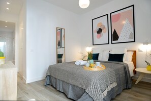 Apartamento, 1 quarto | Cofre no quarto, com decoração personalizada 