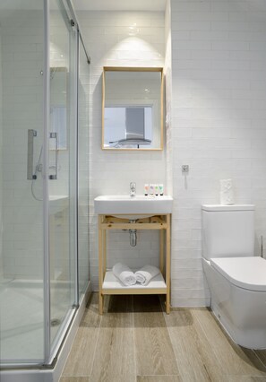 Apartamento, 1 quarto | Casa de banho | Um polibã, artigos de higiene pessoal grátis, um secador de cabelo 