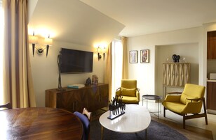 Apartamento, 1 quarto, varanda, vista para o rio | Sala | Televisor de ecrã plano de 109 cm com canais por cabo, televisor 