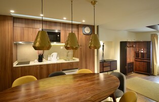 Apartamento, 2 quartos, vista para o rio | Sala de estar | TV de tela plana 109 cm com canais a cabo, TV