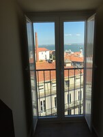 Apartamento, 2 quartos, vista para o rio | Vista do quarto