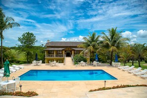 Piscina interior, piscina exterior 