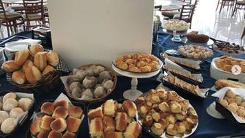Café da manhã com buffet grátis todos os dias