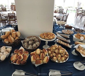 Café da manhã com buffet grátis todos os dias