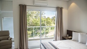 Suíte (Suite Master Osaka) | Frigobar, escrivaninha, cortinas blackout, quartos à prova de som