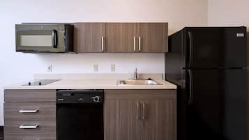 Um frigorífico, um micro-ondas, uma placa de cozinha