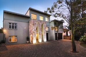 Quarto casal superior, 1 quarto (Ground Floor) | Cofres nos quartos, individualmente decorados, escrivaninha