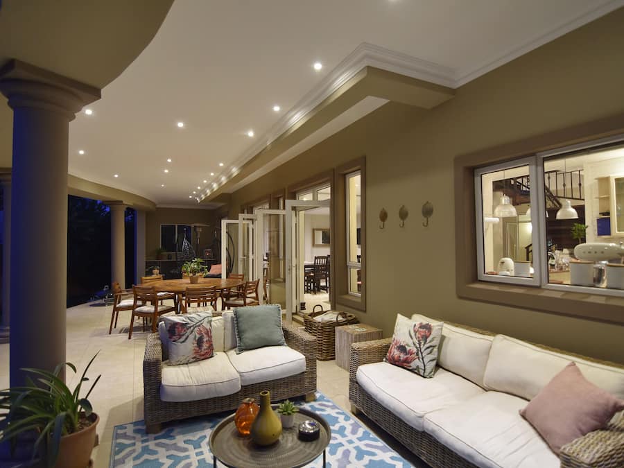 Televisor de 60 polegadas com canais via satélite