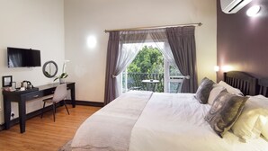 Quarto casal superior, 1 quarto | Cofres nos quartos, escrivaninha, espaço de trabalho para notebook