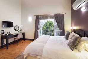 Quarto casal superior, 1 quarto | Cofres nos quartos, individualmente decorados, escrivaninha