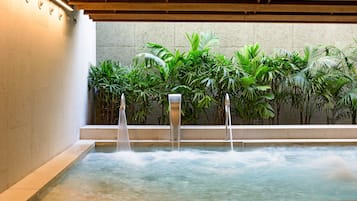 2 piscinas exteriores, espreguiçadeiras
