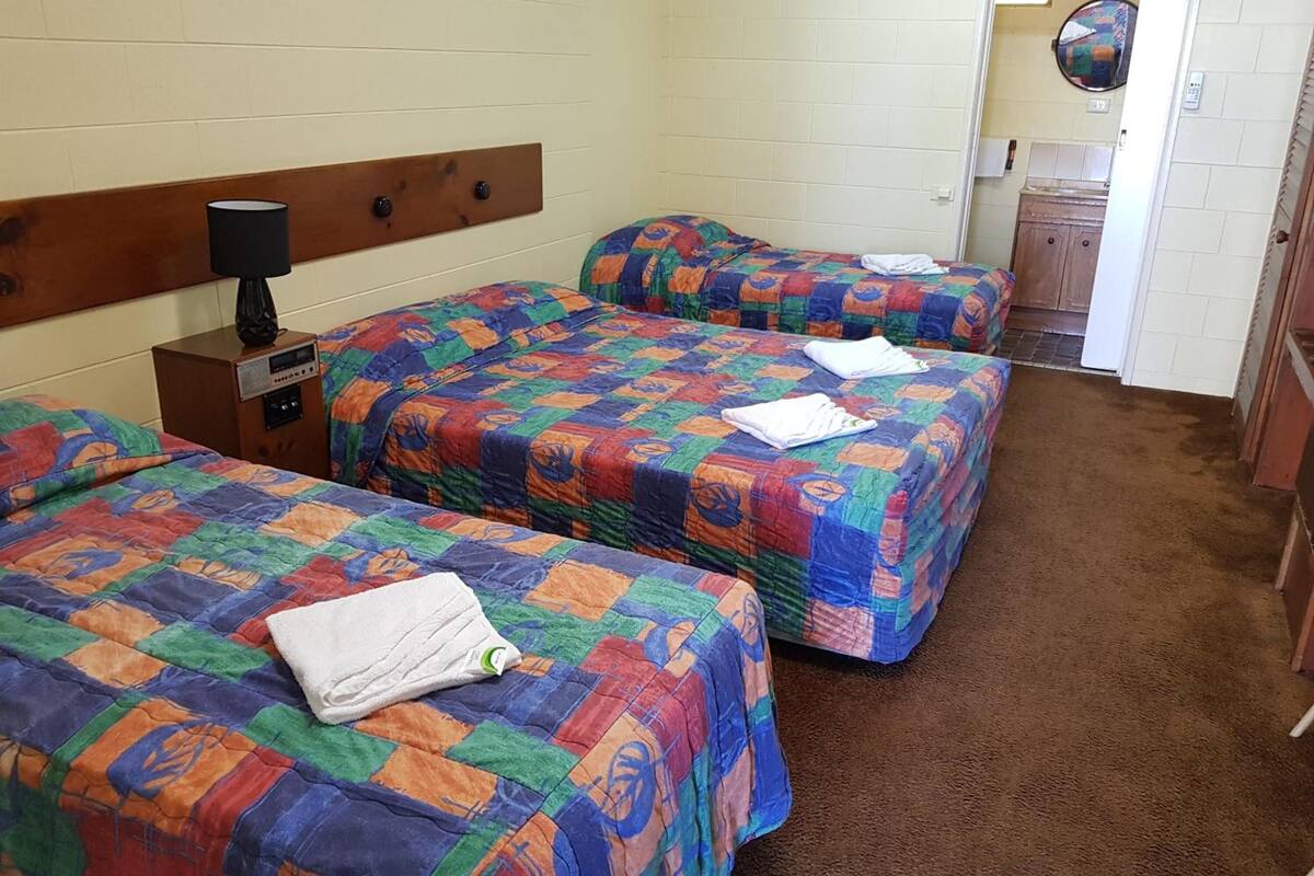 Secretária, ferro/tábua de engomar, Wi-fi grátis