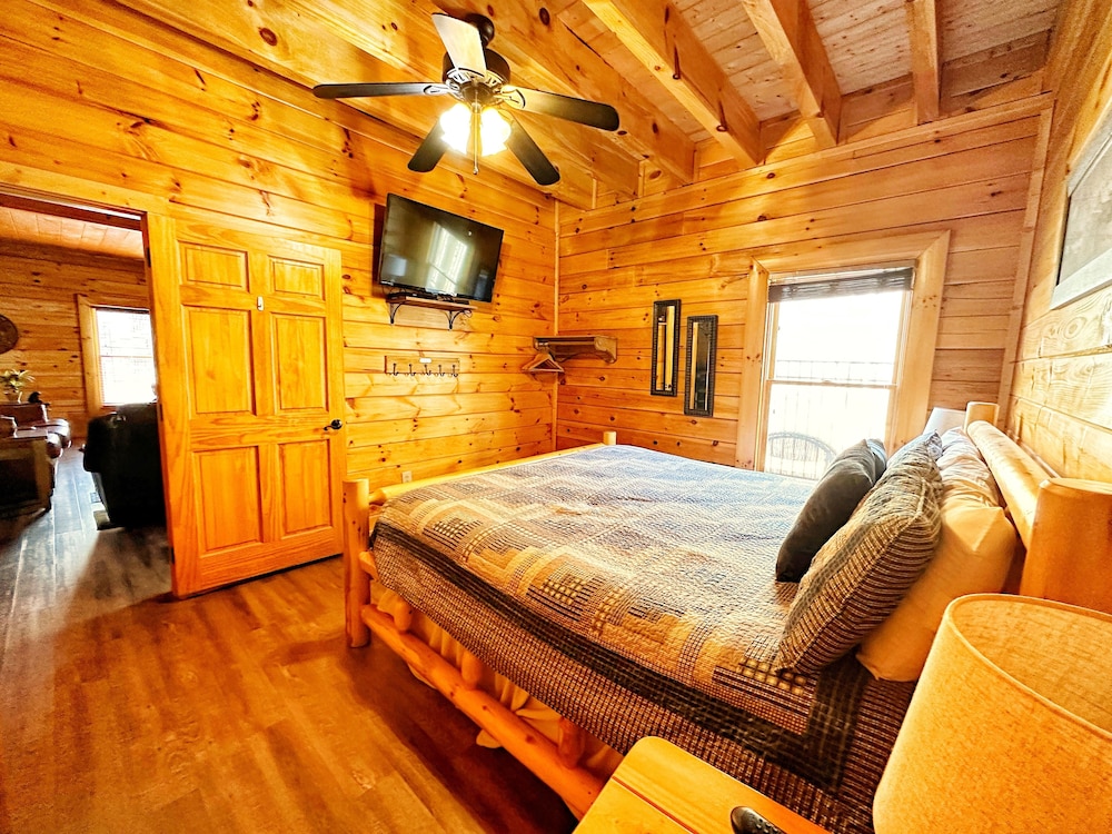 Free Daily Activities - Handicap Accessible Elevator - Theater - Game Room - Pigeon Forge, TN