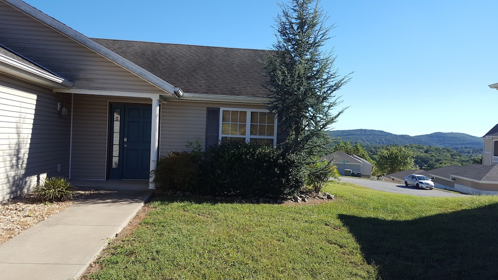 3 Bedroom, 2 Bath House. Sleeps 6. Close To 76 Hwy Strip - Branson, MO