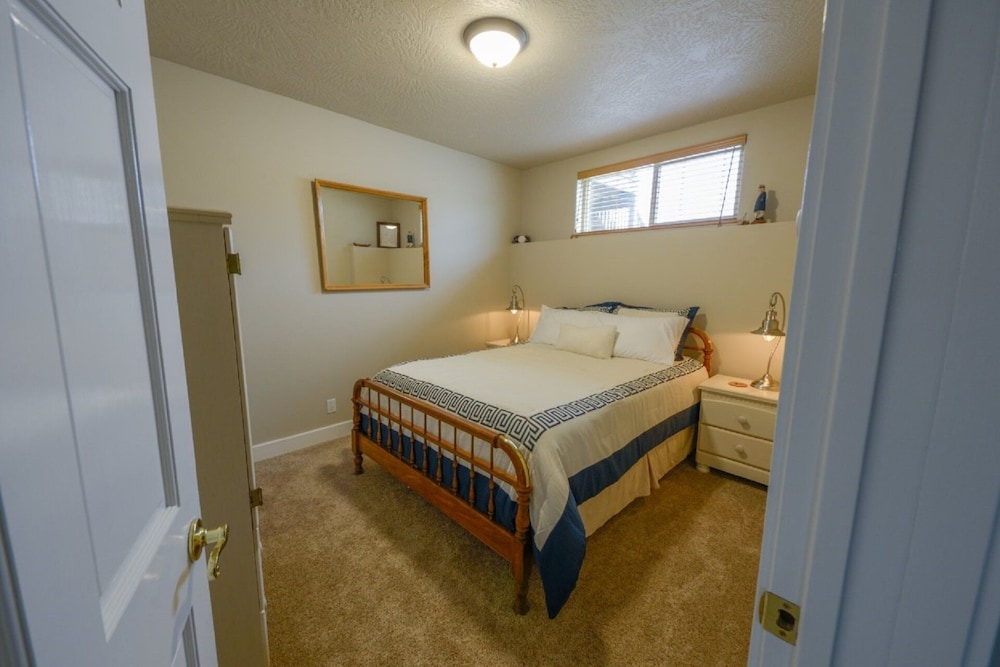 Beach Front With Bay Views!! Pet Friendly - Yachats, OR