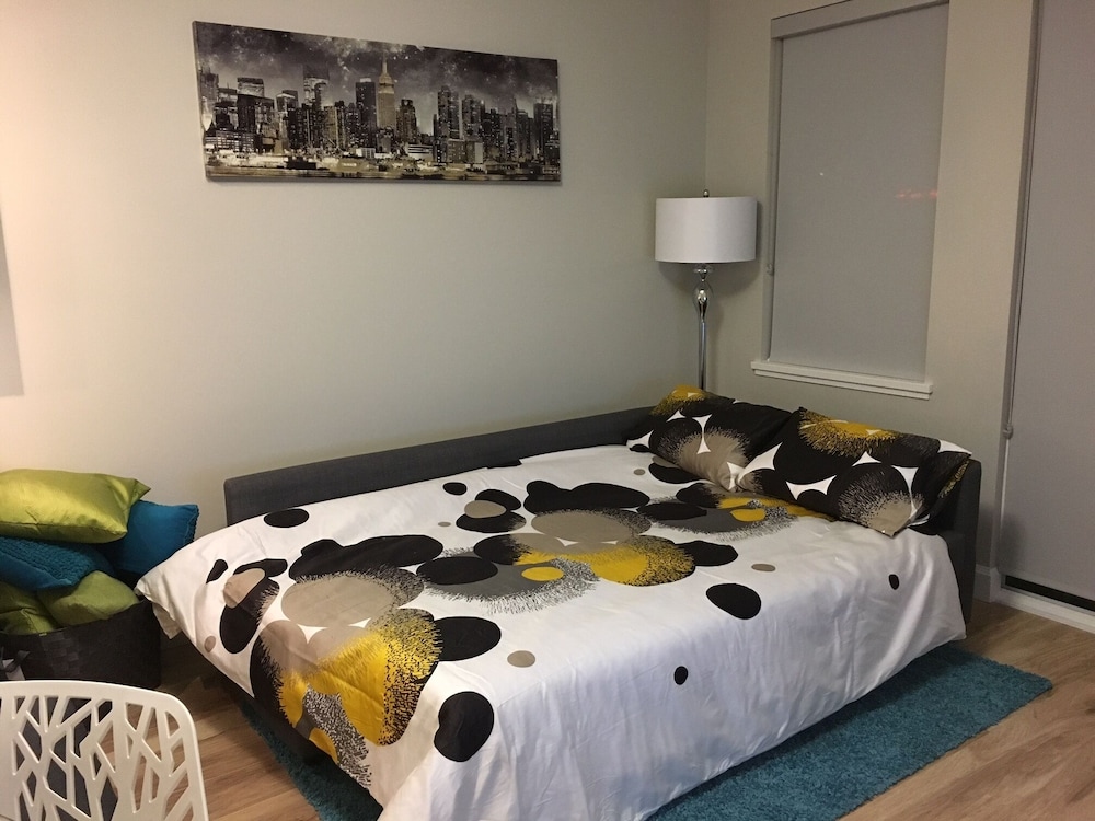 Modern Downtown Condo With Secure Onsite Parking - Victoria