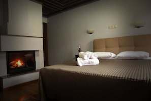 Quarto casal, lareira | Quartos à prova de som, ferros/tábuas de passar roupa, berços grátis