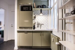 Apartamento design, 2 quartos, vista para a cidade | Cozinha americana privada | Geladeira, lava-louças, cafeteira/chaleira, chaleira elétrica