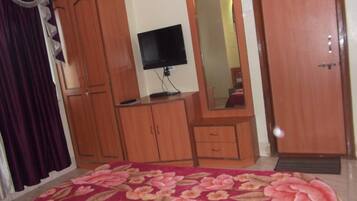 Secretária, camas desdobráveis