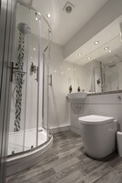 Quarto Deluxe, 1 cama king-size | Casa de banho | Um polibã, artigos de higiene pessoal grátis, um secador de cabelo 