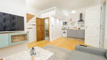 Suite Superior, 1 quarto, kitchenette | Sala de estar | TV de ecrã plano, filmes pagos