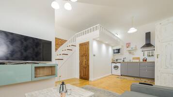 Suite Superior, 1 quarto, kitchenette | Sala de estar | TV de ecrã plano, filmes pagos