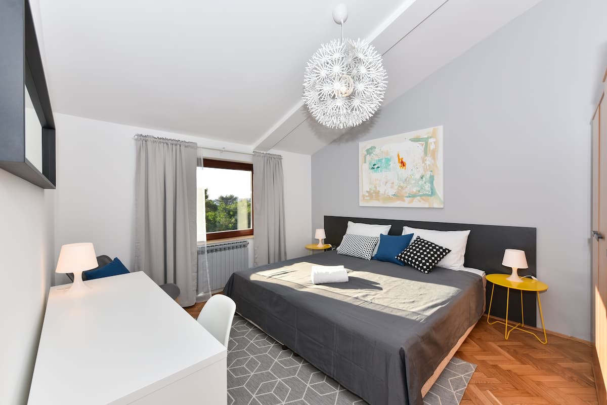 Two Bedroom Apartment, Balcony, Pool view (A7) | 1 quarto, cofres nos quartos, escrivaninha, Wi-Fi de cortesia