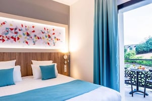 Quarto Duplo | Roupa de alta qualidade, cofre no quarto, secretária 
