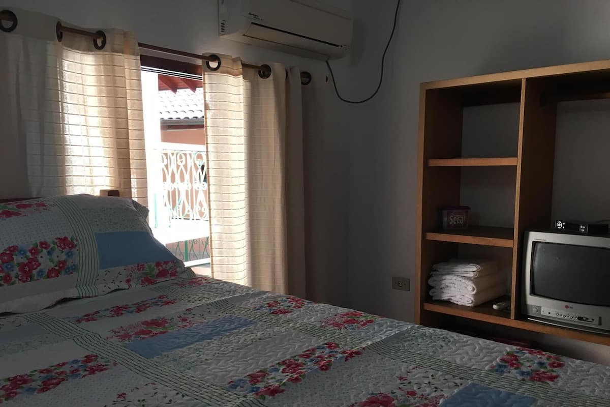 Frigobar, Wi-Fi de cortesia, roupa de cama