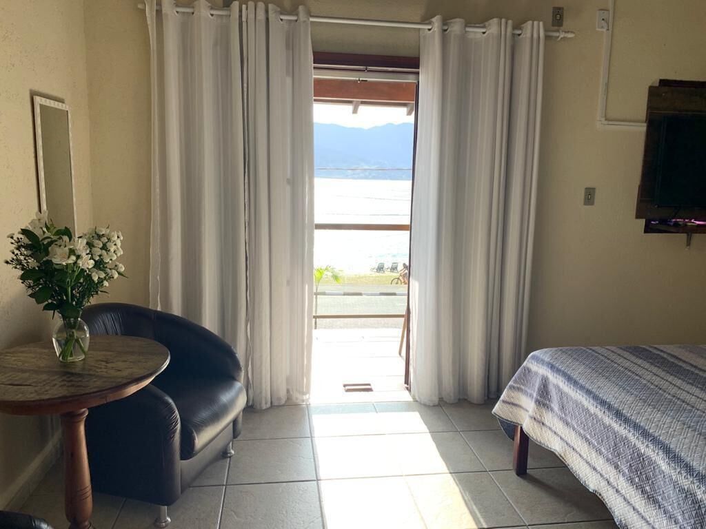 Quarto casal, 1 cama King | Frigobar, Wi-Fi de cortesia, roupa de cama