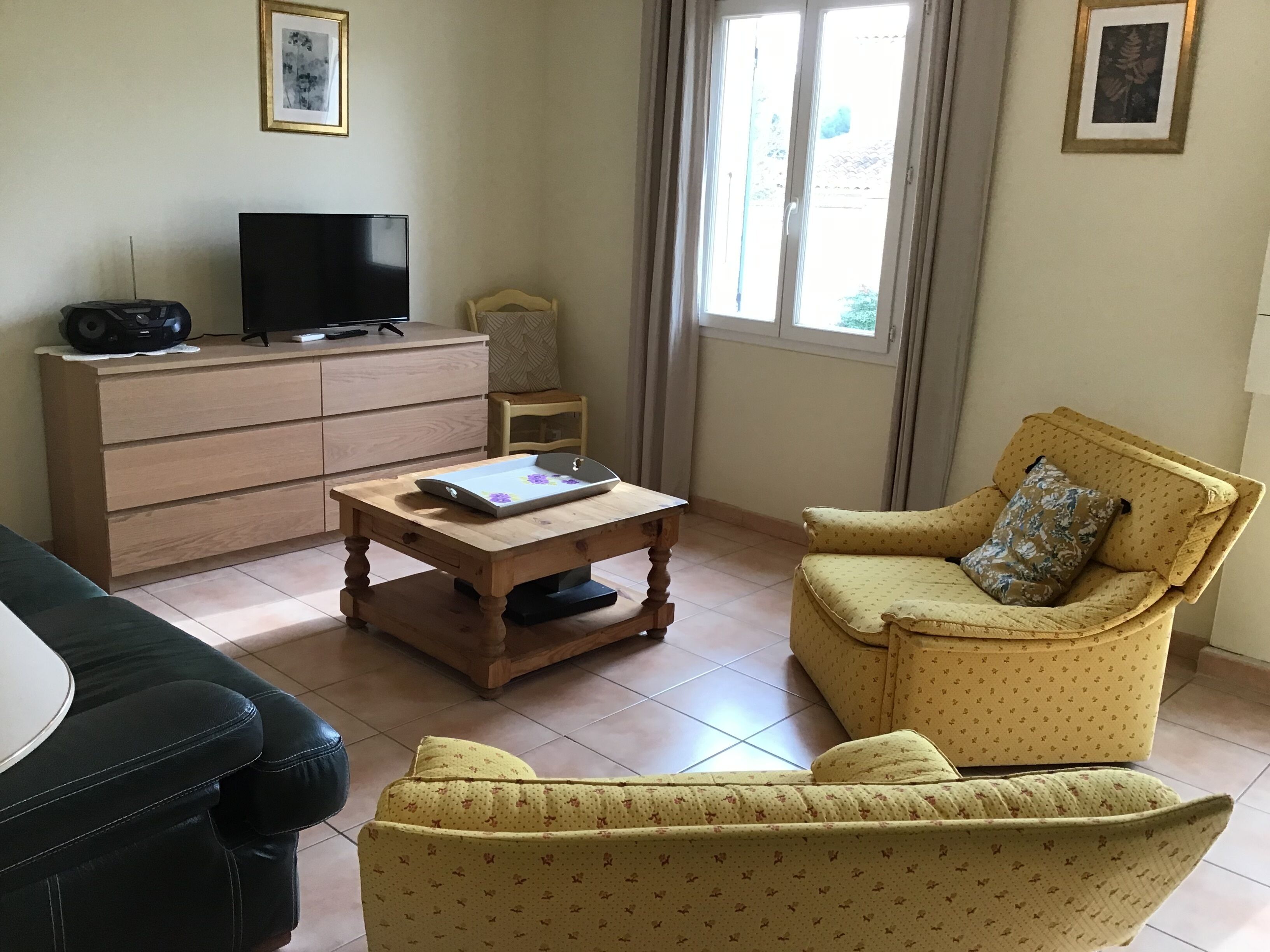 Maison Indépendante Avec Jardin Clos/arborée+parking. - Sénas