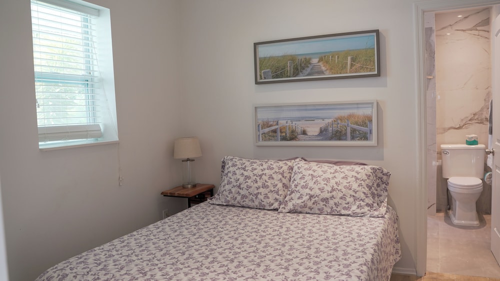 Vacation Starts Here! Lido Beach Just Steps Away! Unit 1 - Sarasota, FL