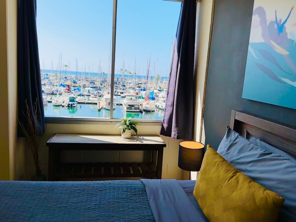 Waikiki Oceanfront/beachfront Condo. Breathtaking Views. Walk To Everything! - Honolulu, HI
