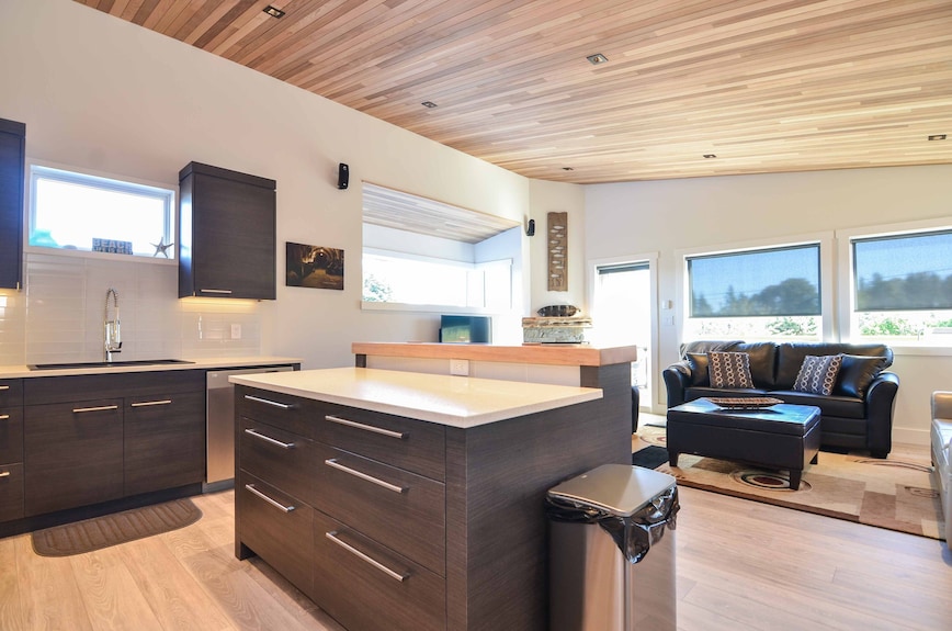 Luxury Villa With Hot Tub & Private Sandy Beach. - Quadra Island