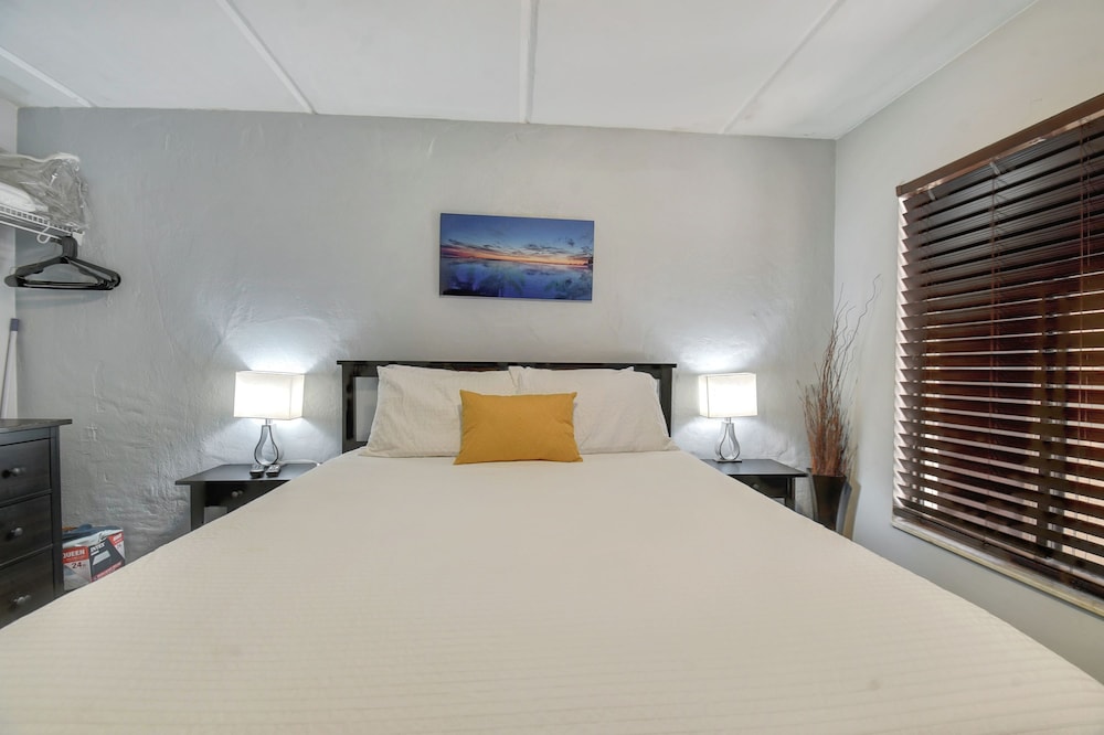 Ocean Front Condo With Heated Pool Outdoor Patio Overlooking The Ocean - Crescent Beach, FL