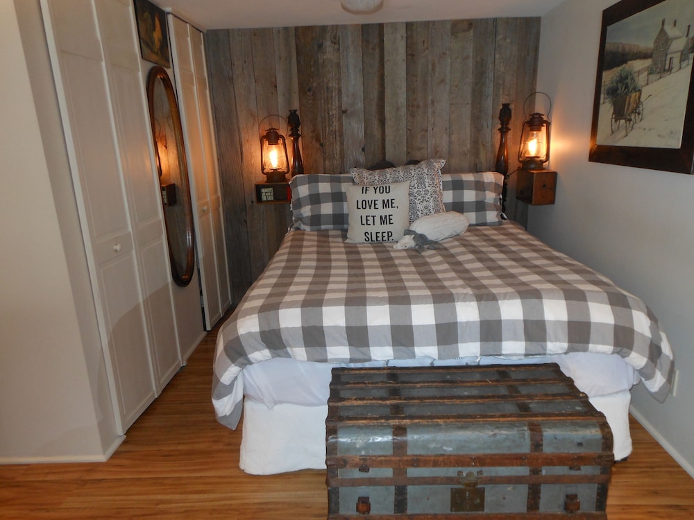 Welcome To The Country - Lake Front Property - The Fox Den Studio - Rhinebeck, NY