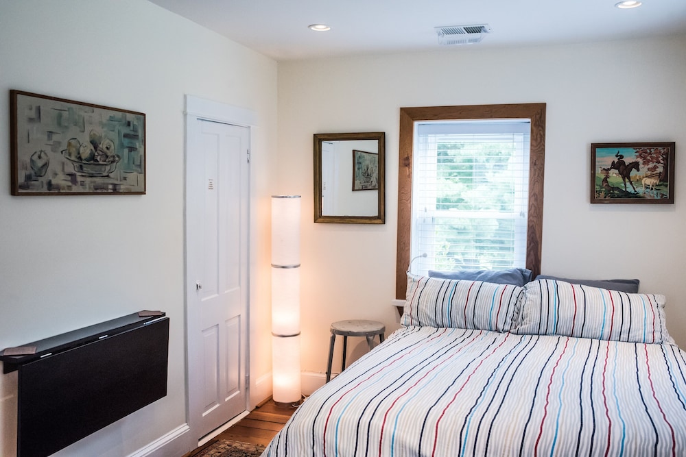 Modern 1850s Luray Farmhouse, Near Shenandoah National Park, Lake Arrowhead - Luray, VA