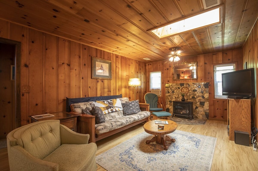 Pet Friendly Vacation Wonderland On Dutch Bill Creek 1 Mile To Monte Rio Beach - Monte Rio, CA