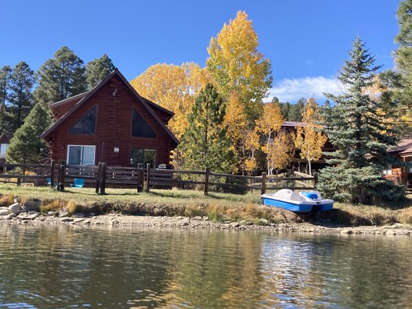Cozy cabin on the lake with mt. views. Fish, hike, relax. Great sunset ...
