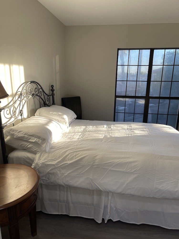 Amazing Condo With Mountain Views All Around Overlooking Pool - Grand Canyon University, Phoenix
