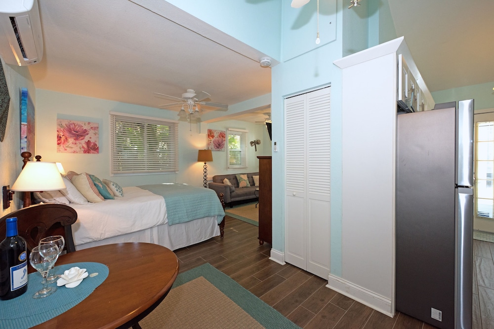 The Cottage - 32 Steps To The Beach - Sleeps 2, Drive To Your Door, Wifi, Grill. - Clearwater, FL