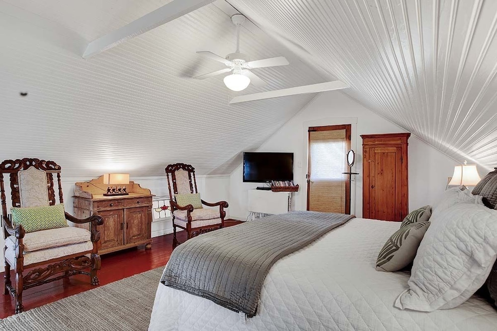 Authentic German Sunday House! Location, Outdoor Fireplace & Upscale Decor! - Fredericksburg, TX
