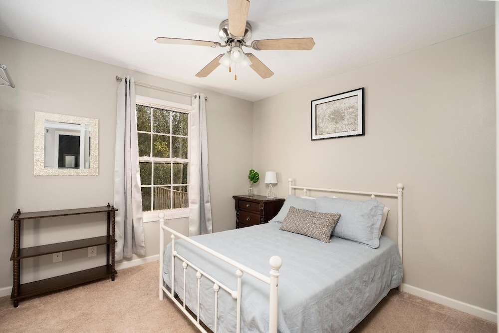 3 Beds 2 Baths6 Miles To Post King Bed - Clarksville, TN