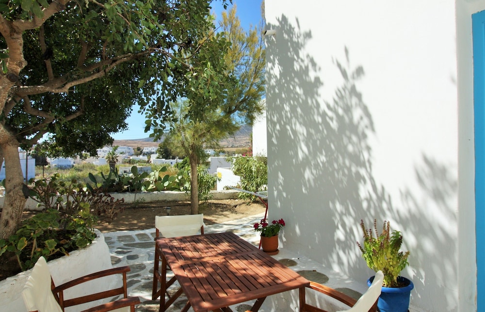 Estudio Con Jardín A 50 Metros De La Playa De Logaras. - Paros