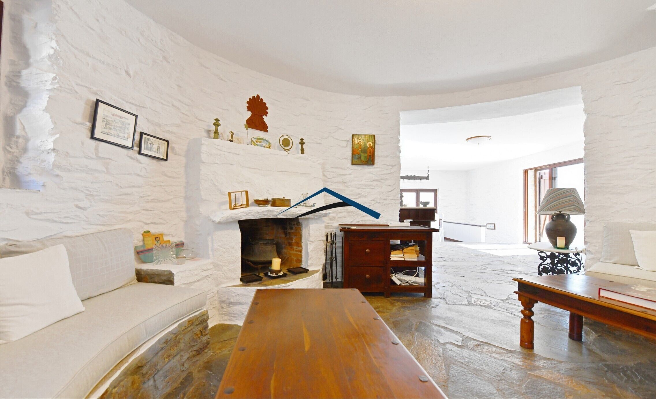 Traditionele Stenen Villa Met Een Windmolen En Een Zwembad In Koundouros - Kea