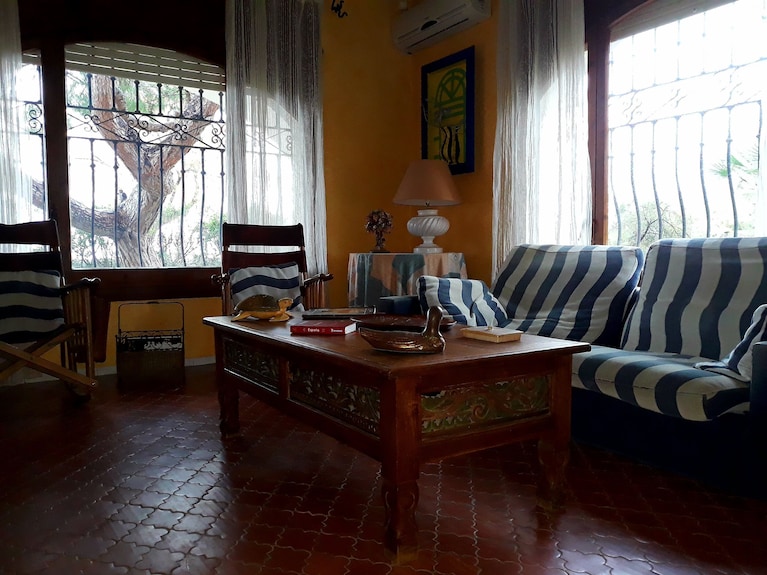 Fabelachtige Villa Met Twee Verdiepingen Met Jacuzzi In Privé-tuin En Aan De Zeelijn - Coma-ruga