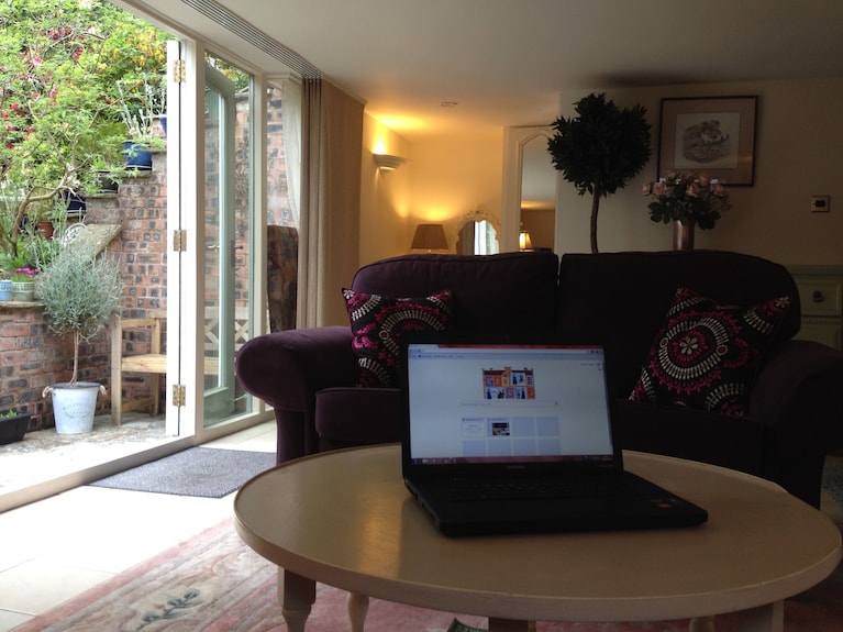 Spacious Garden Studio - Free Wi-fi & Parking - Knutsford